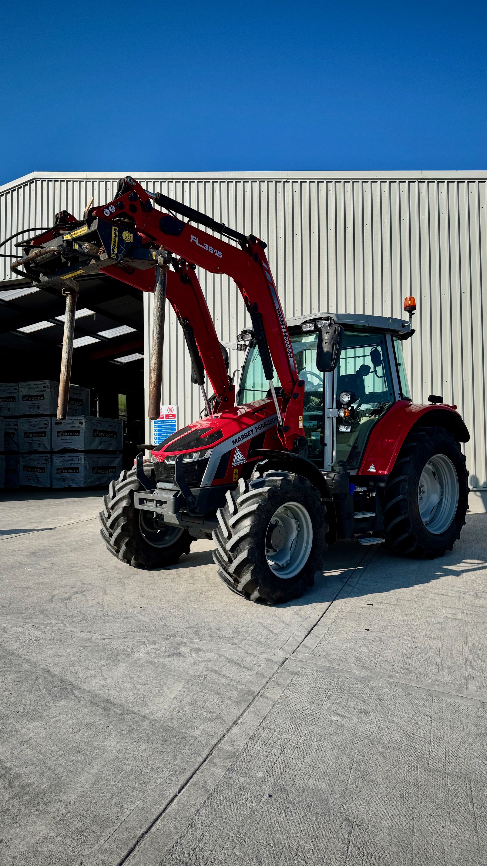 MF 5S.115 C/W LOADER